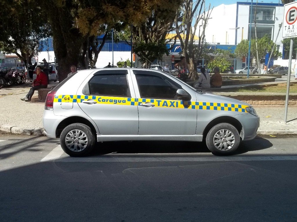 FOTO LEGENDA – Táxis de Caraguá estão sendo adesivados - Contra e Verso